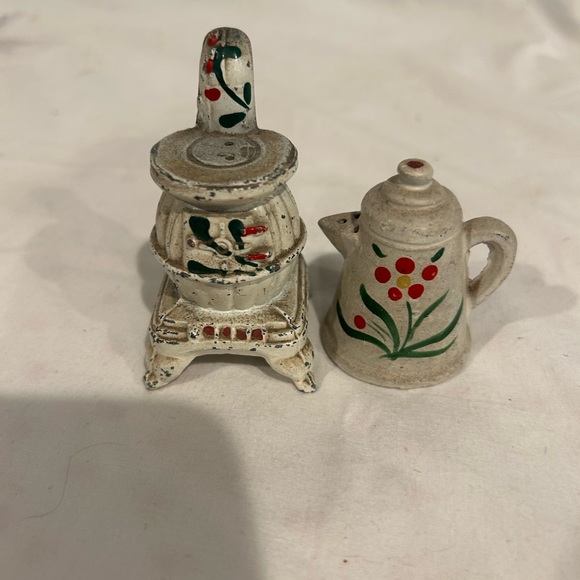 Vintage | Kitchen | Vintage White Stove And Kettle Salt And Pepper ...
